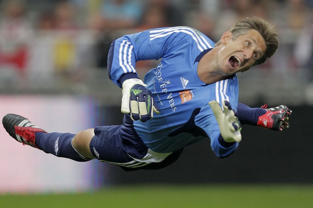 Men’s Football Van der Sar ends long association with Ajax | Morning Star