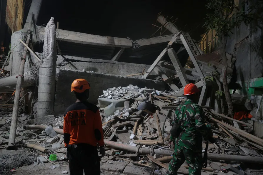 Indonesian rescuers pull multiple dead bodies from collapsed school ...