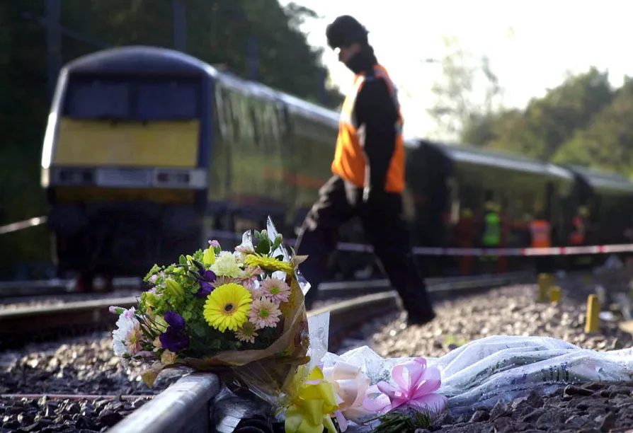 Rail union remembers Hatfield crash 25 years on | Morning Star