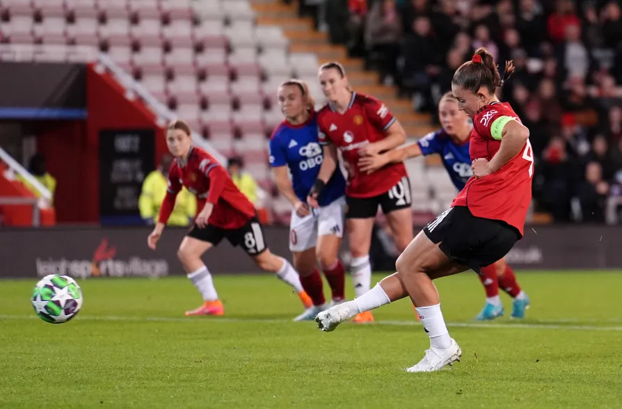 Le Tissier penalty enough to get Manchester United off to winning start ...