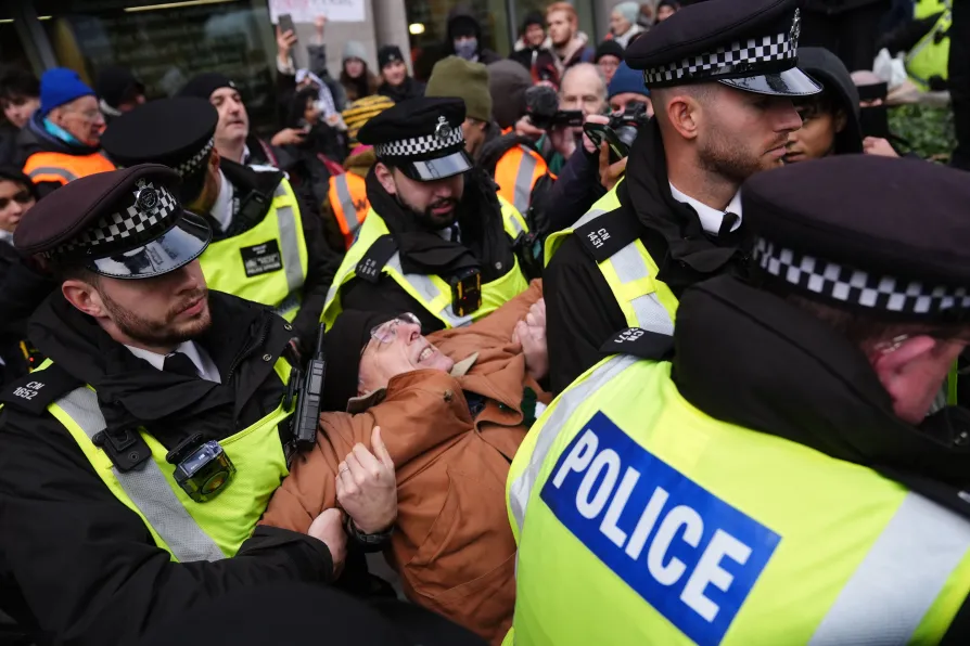 Dozens arrested for holding signs outside the Ministry of Justice as ...
