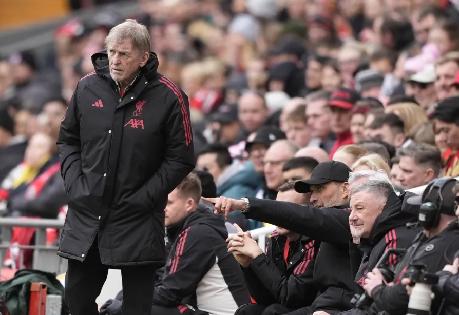 Sir Kenny Dalglish undergoing treatment for cancer | Morning Star