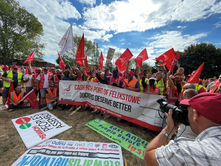 Striking dock workers – their struggle is our struggle | Morning Star