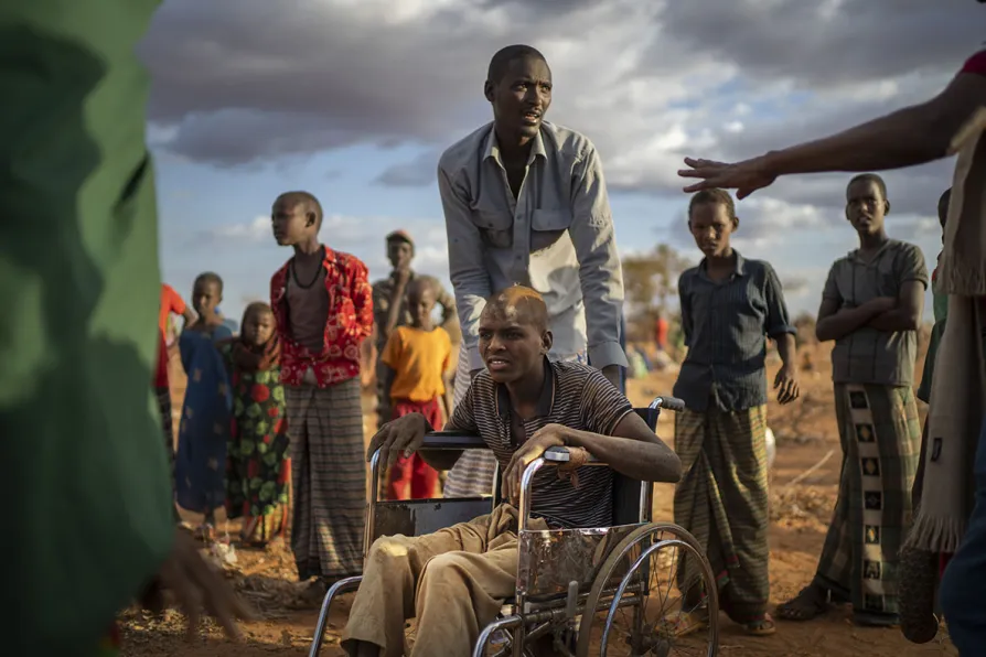 Tens of thousands of Somalis flee to Kenya in search of food and water ...
