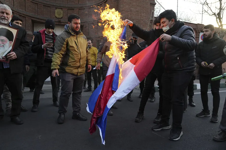 Iranians burn French flags outside embassy in protest against Charlie ...