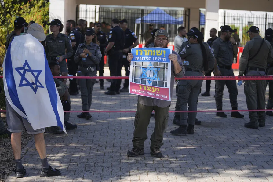 Far-right Israeli protesters storm army base in support of soldiers ...