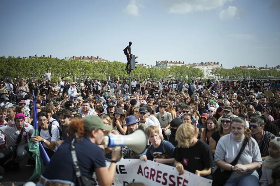 Hundreds of thousands take to the streets of France to protest against ...