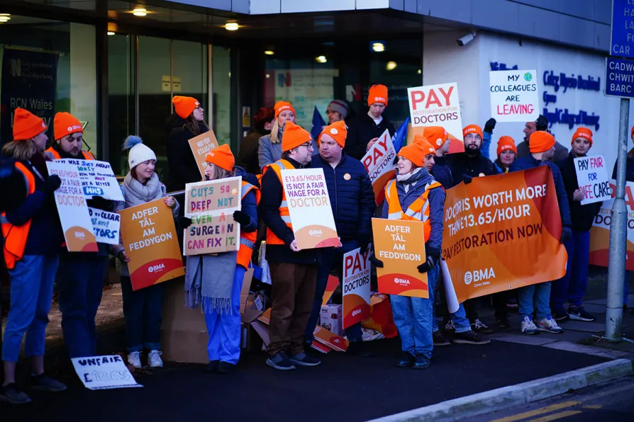 Thousands of junior doctors in Wales begin four-day strike | Morning Star