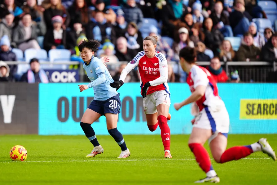 Arsenal edge Manchester City in seven-goal thriller to move up to ...